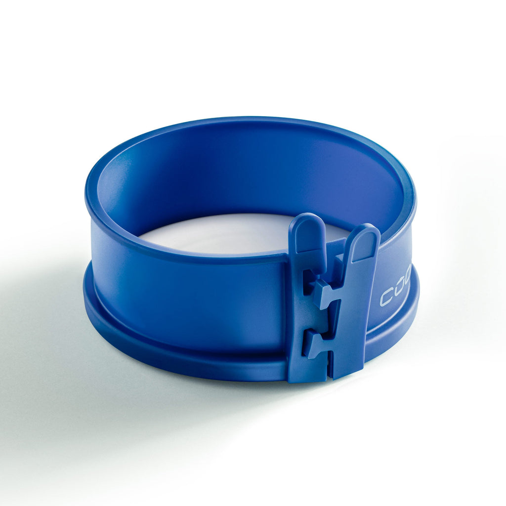 Springform pan with silicone ring and blue porcelain serving plate (Ø